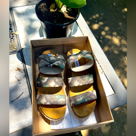 Steve Madden | Shoes | Steve Madden Wedge Sandal Rafa Style In Box Size ...